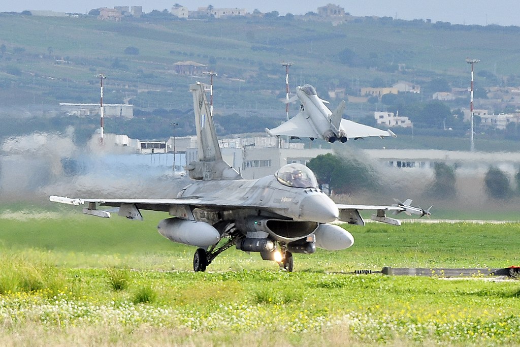 Fear of Landing – How to tell an F-16 Fighting Falcon from a ...