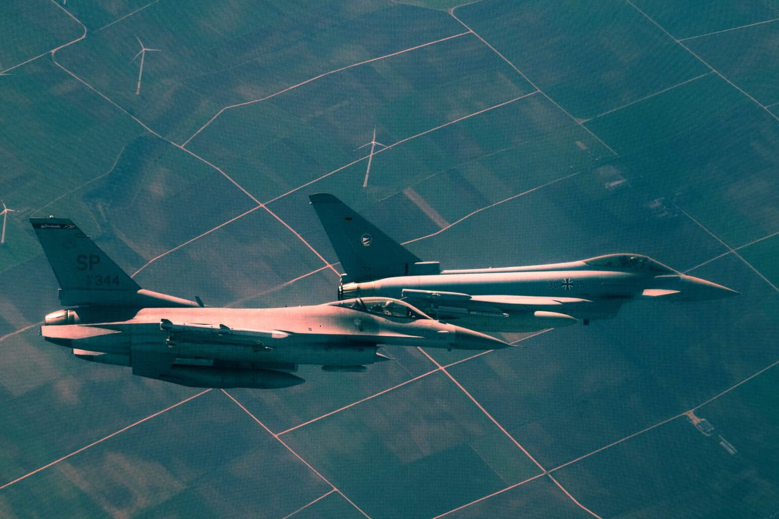 Fear of Landing – How to tell an F-16 Fighting Falcon from a ...