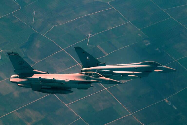 Fear of Landing – How to tell an F-16 Fighting Falcon from a ...
